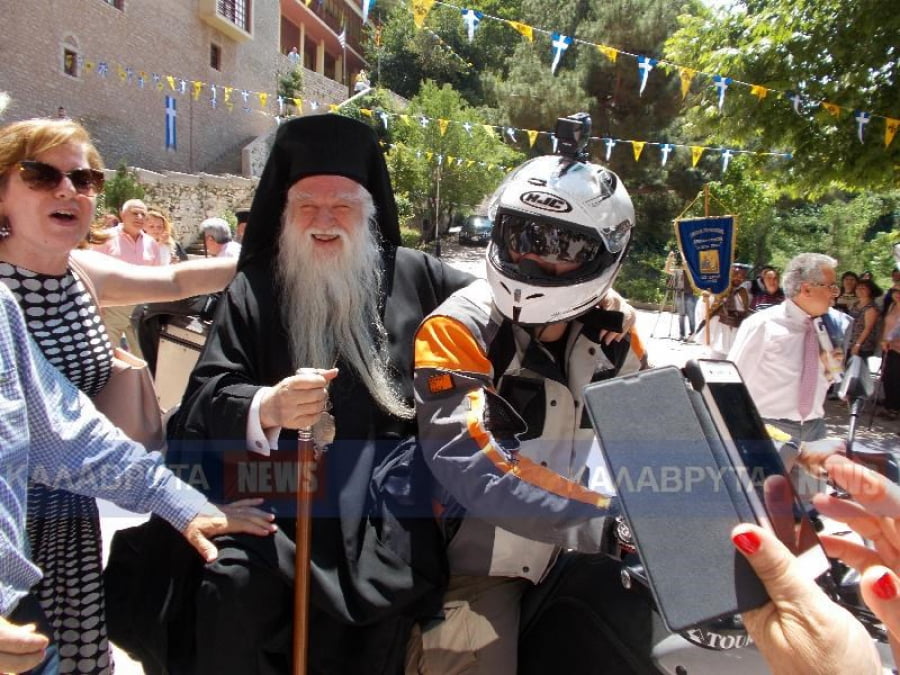 O Μητροπολίτης Αμβρόσιος καβάλησε μηχανή και έκλεψε την παράσταση (VIDEO)