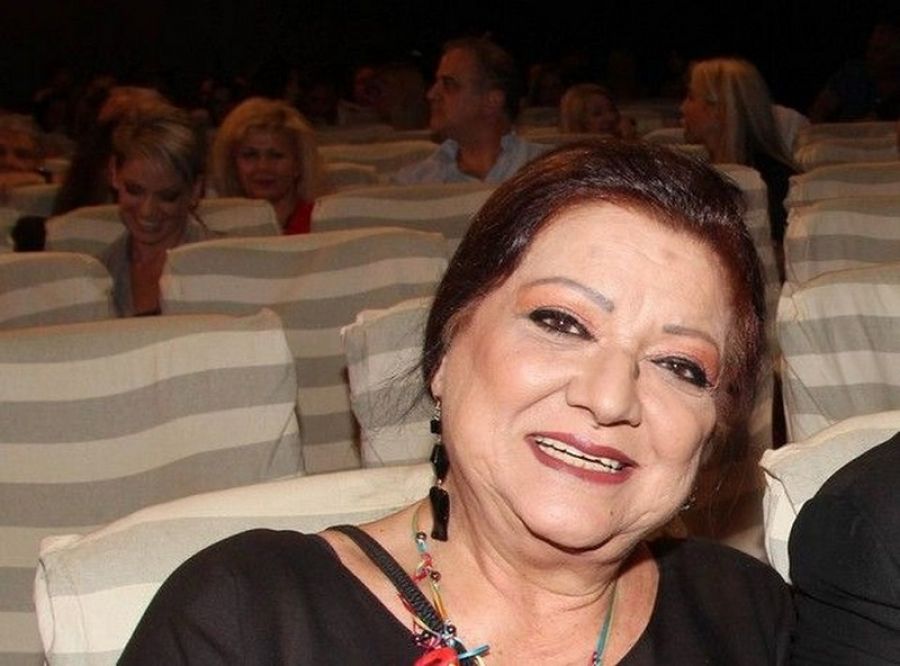 Η συγκινητική στιγμή με την Χρονοπούλου στην κηδεία της Παπουτσή ...