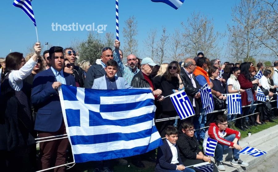 Με σημαίες και εικόνες στα χέρια τραγουδούν "Μακεδονία Ξακουστή" στην ...
