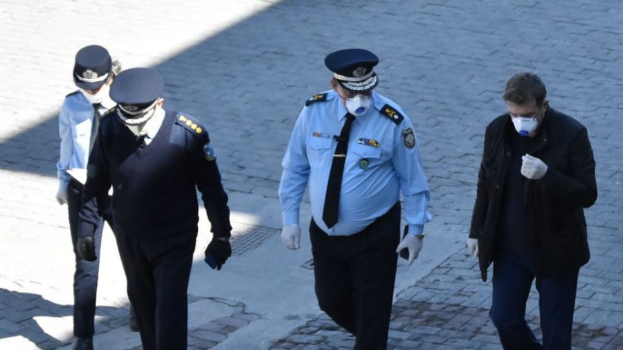 Κορωνοϊός: Στην Κοζάνη με γάντια και μάσκα ο Μιχάλης Χρυσοχοΐδης