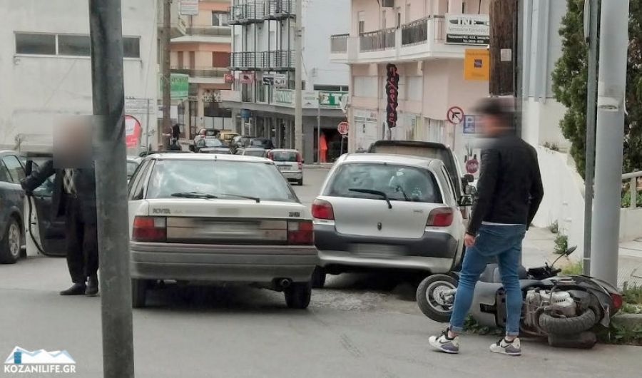 Τροχαίο ατύχημα στην Κοζάνη - ΙΧ παρέσυρε σταθμευμένο μηχανάκι (ΦΩΤΟ)