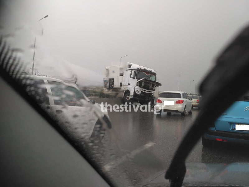 "Δίπλωσε" νταλίκα στο Δερβένι- Ακολούθησαν συγκρούσεις ΙΧ (φωτο)