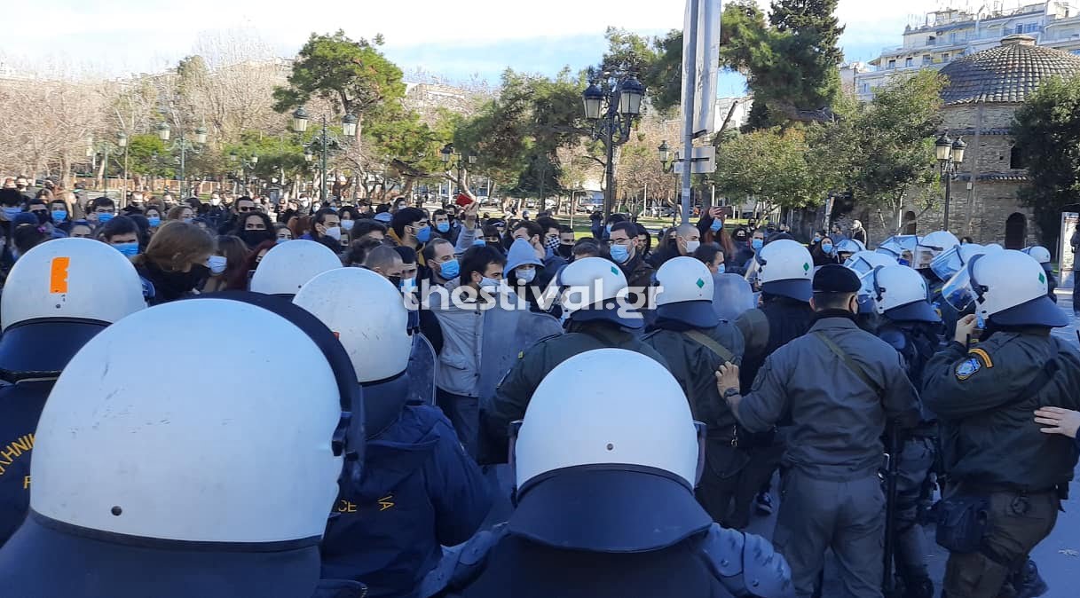 ΠΡΙΝ ΛΙΓΟ στη Θεσσαλονίκη: Ένταση μεταξύ αντιεξουσιαστών και ΜΑΤ ...