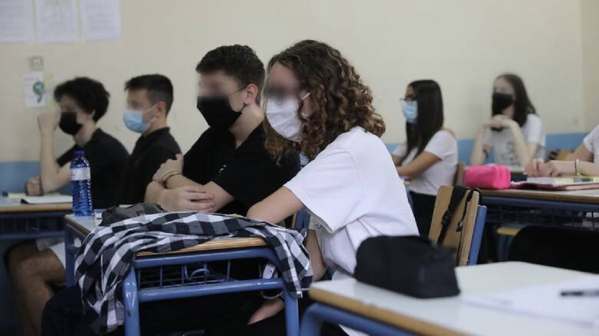"Θεματοφύλακες του Συντάγματος": Κρατούσαν στο σπίτι 16 μαθητές σε Βόλο ...