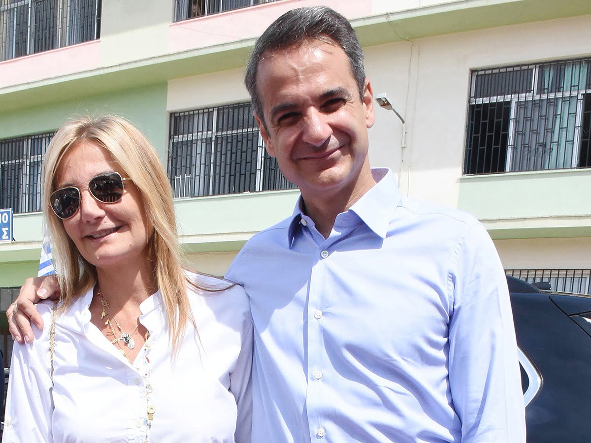Οικογένεια Μητσοτάκη: Στην Τήνο για τη βάφτιση της εγγονής της ...