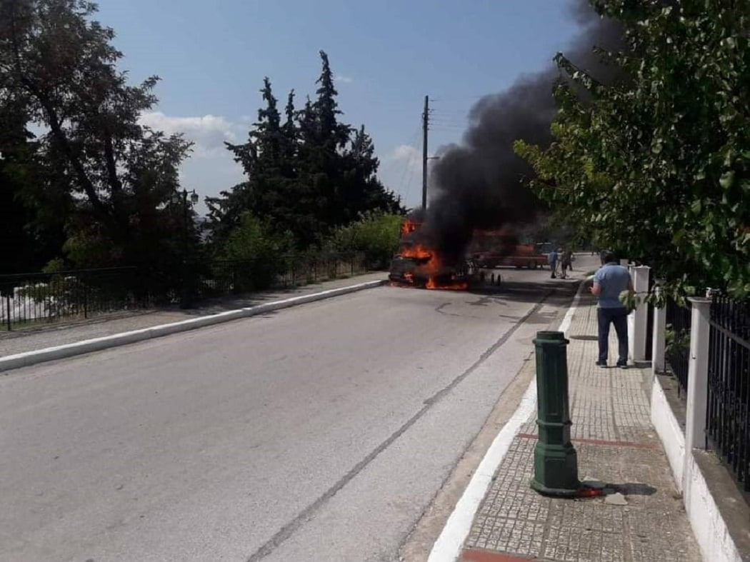 Χαλκιδική: Πυρκαγιά σε φορτηγό ψυγείο στη Γαλάτιστα (φωτο)
