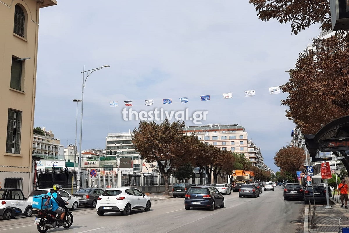 Η Θεσσαλονίκη "ντύθηκε" με σημαίες της Ελληνικής επανάστασης του 1821 ...