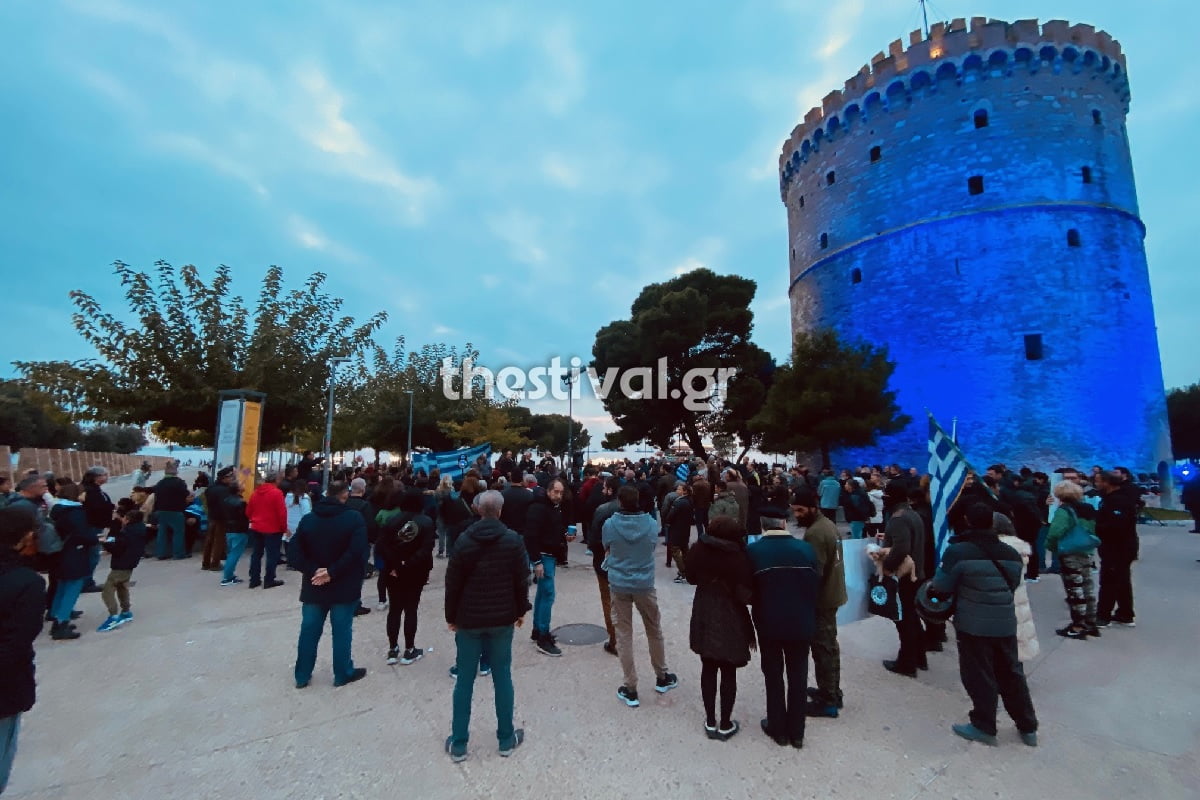 ΤΩΡΑ: Συγκέντρωση αρνητών του εμβολιασμού στον Λευκό Πύργο (φωτο)