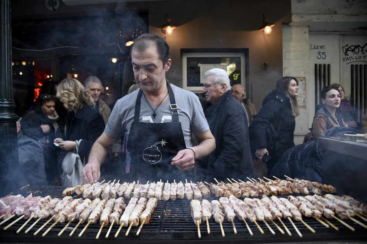 Πώς γιορτάζεται η Τσικνοπέμπτη σε περιοχές της Ελλάδας - Τα έθιμα σε ...