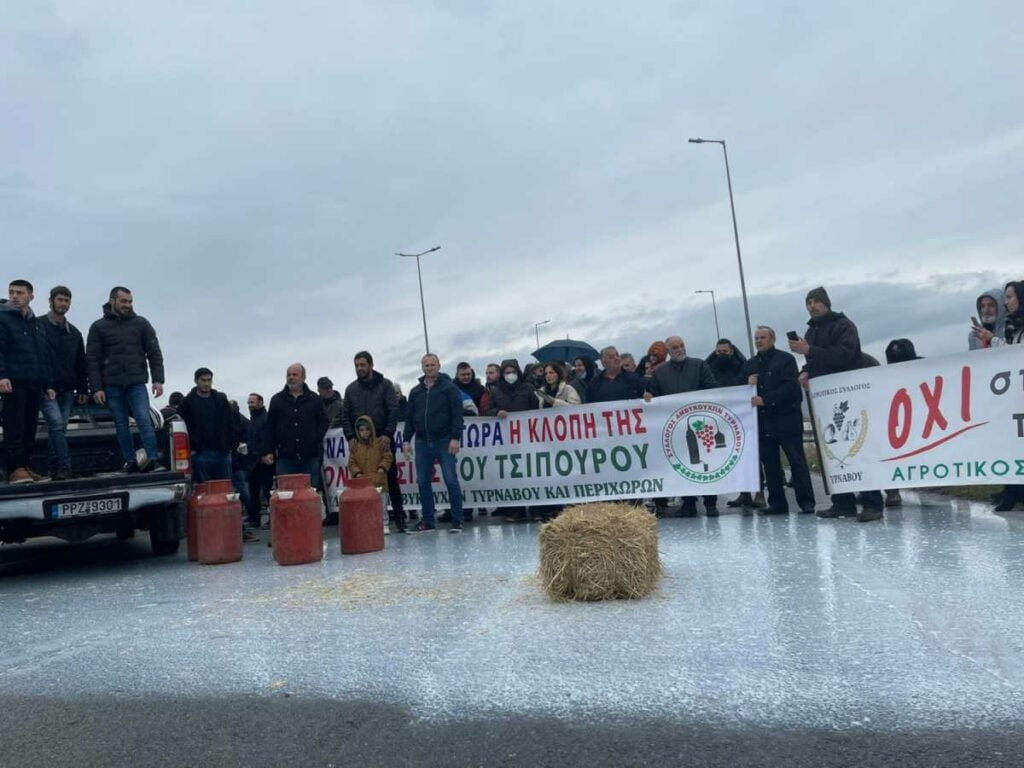 Παραγωγοί από τον Τύρναβο έκλεισαν την Εθνική Οδό Λάρισας – Κοζάνης ...