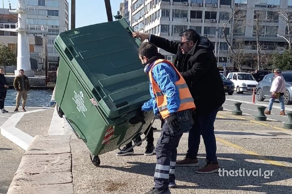 Θεσσαλονίκη: Κάδος απορριμμάτων κατέληξε στον Θερμαϊκό - Ανασύρθηκε από ...