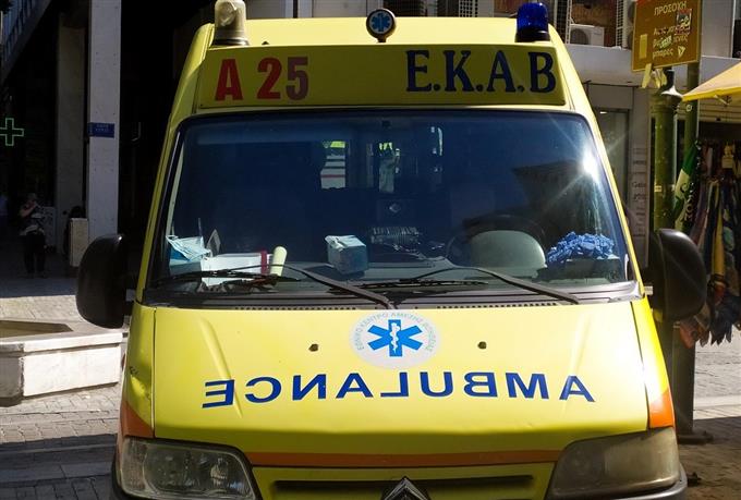 Nέα επίθεση σε διασώστες του ΕΚΑΒ: Γυναίκα έκανε γυαλιά - καρφιά ασθενοφόρο