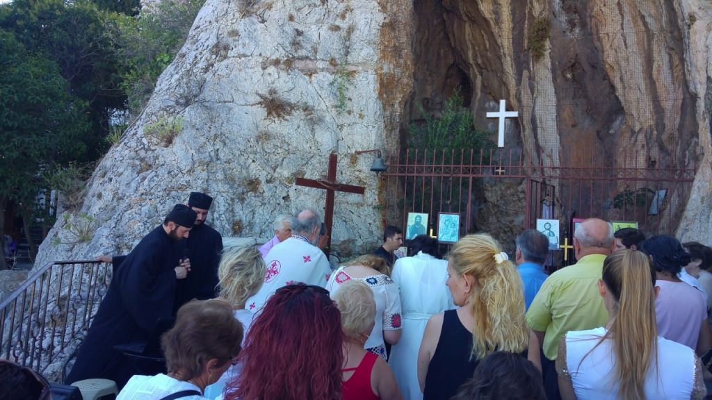 Άγιοι Ισίδωροι: Τι απαντά ο ιερέας του ναού στις καταγγελίες για ...
