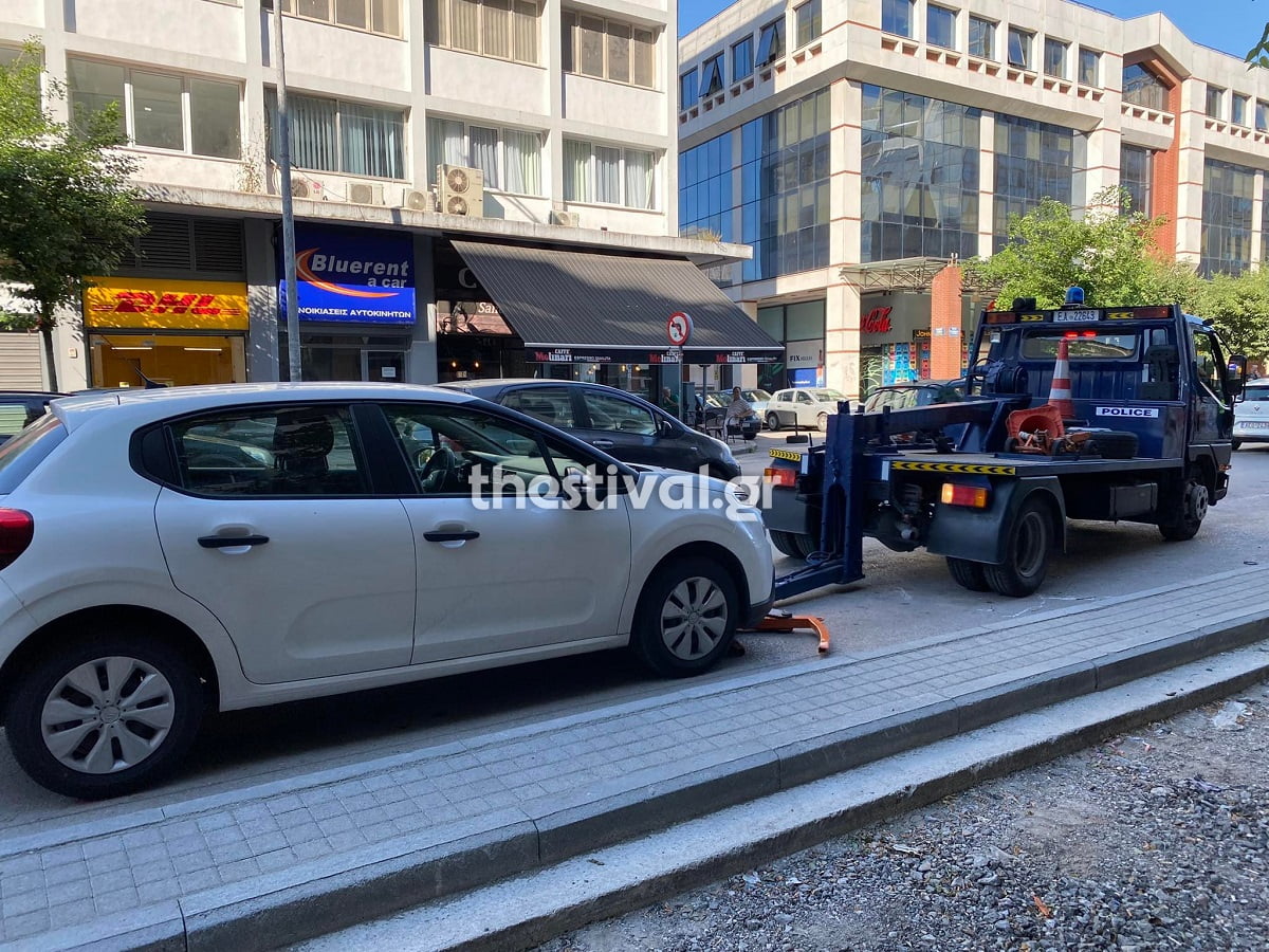 Θεσσαλονίκη: Γερανός της τροχαίας σήκωσε παράνομα σταθμευμένα ...