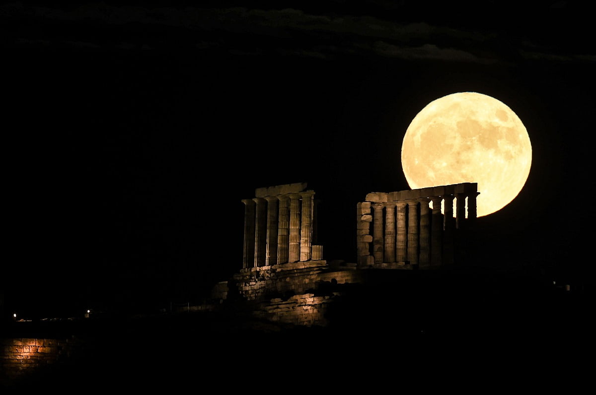 Εντυπωσιακές φωτογραφίες από την μεγαλύτερη πανσέληνο της χρονιάς