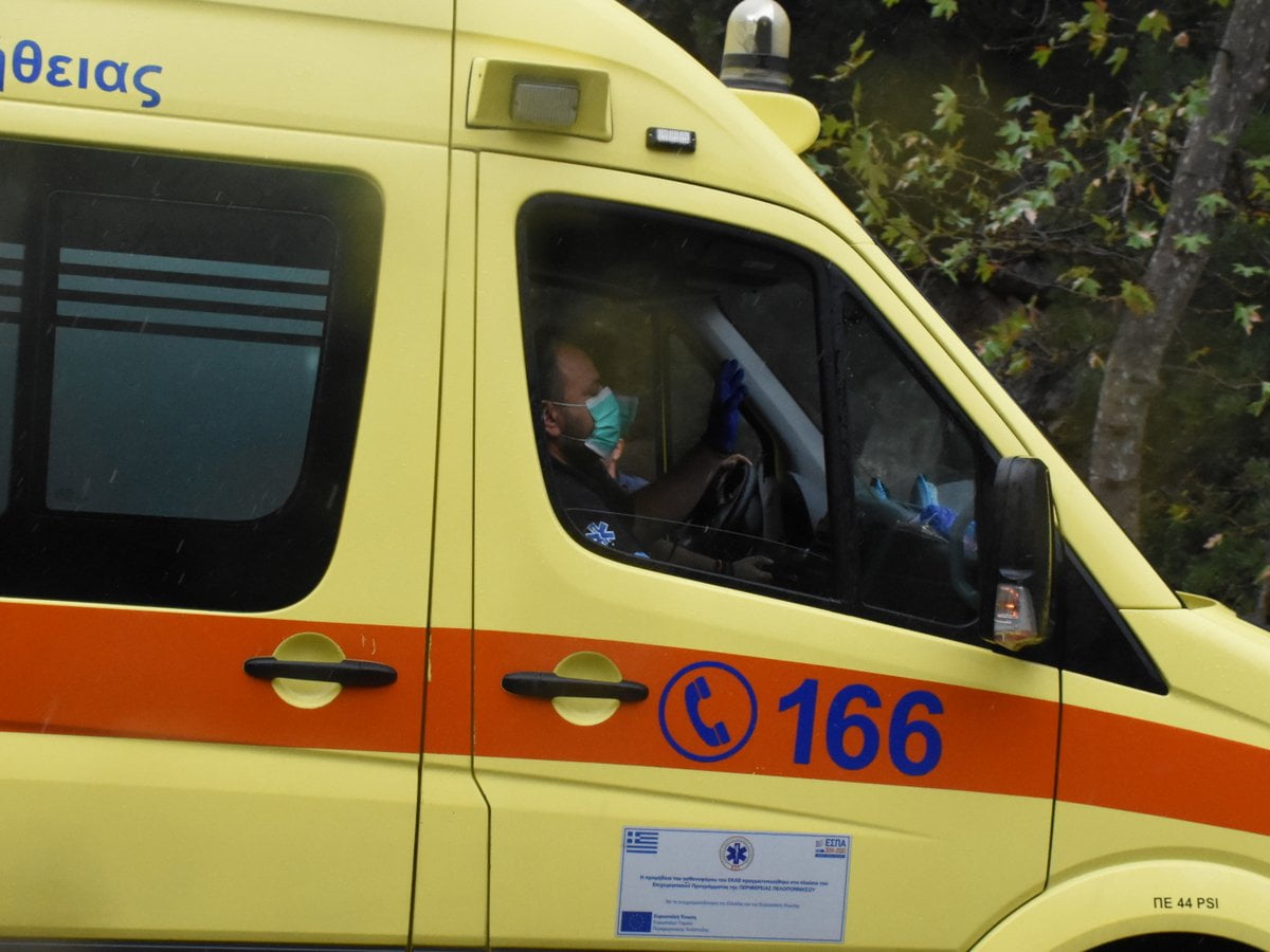 Αγρίνιο: Εικόνες ντροπής μετά από τροχαίο – Έσπρωχναν το ασθενοφόρο για ...