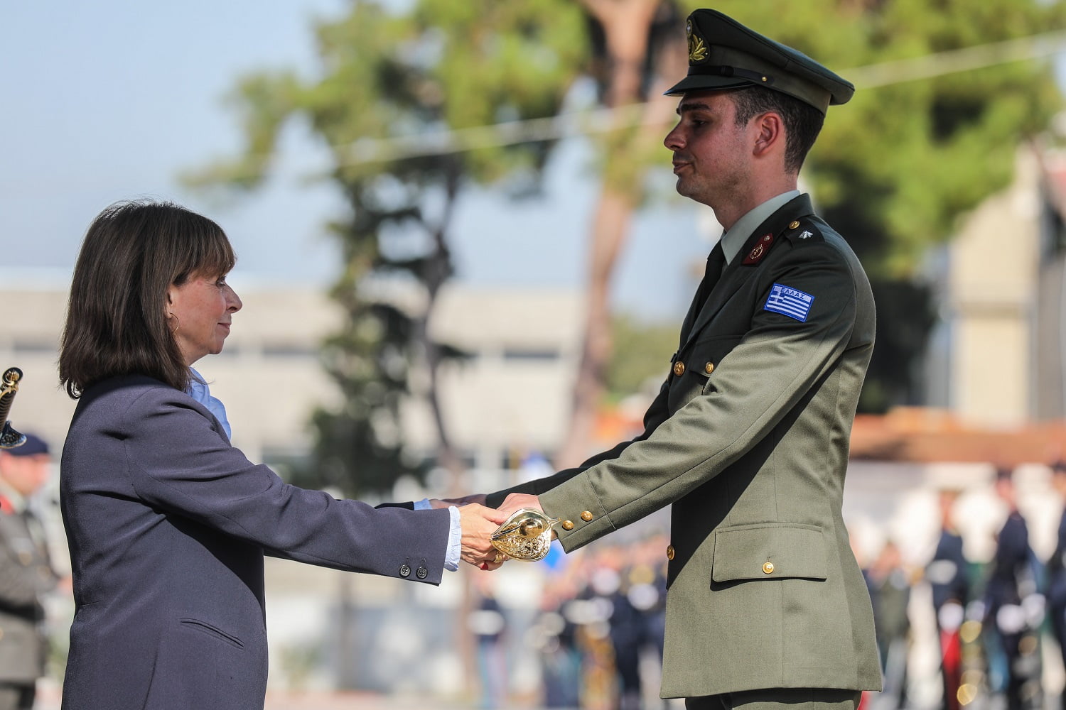 Θεσσαλονίκη: Τα ξίφη σε 60 νέους αξιωματικούς της ΣΣΑΣ επέδωσε η Κ ...