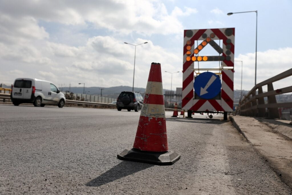Θεσσαλονίκη: Εργασίες στα στηθαία ασφαλείας στην οδό προς το “Μακεδονία ...