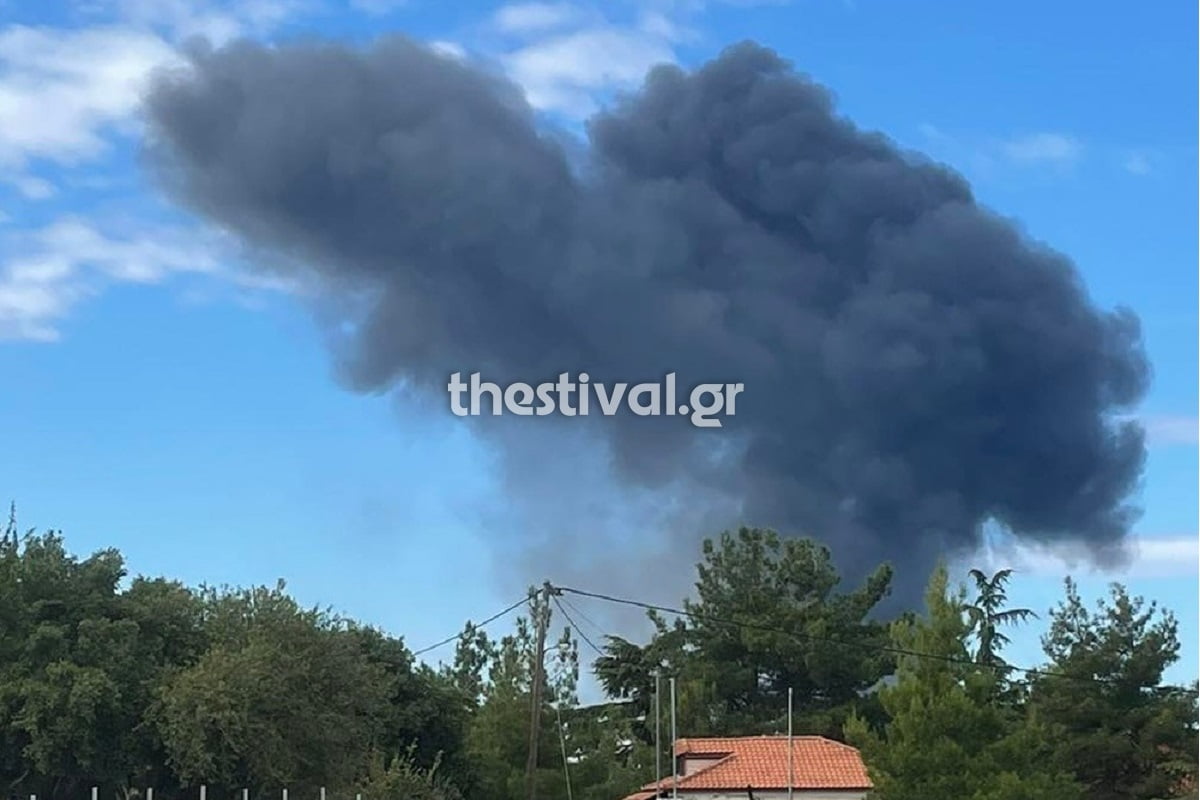 ΤΩΡΑ στη Θεσσαλονίκη: Μεγάλη φωτιά σε επιχείρηση στο Δερβένι (φωτο)