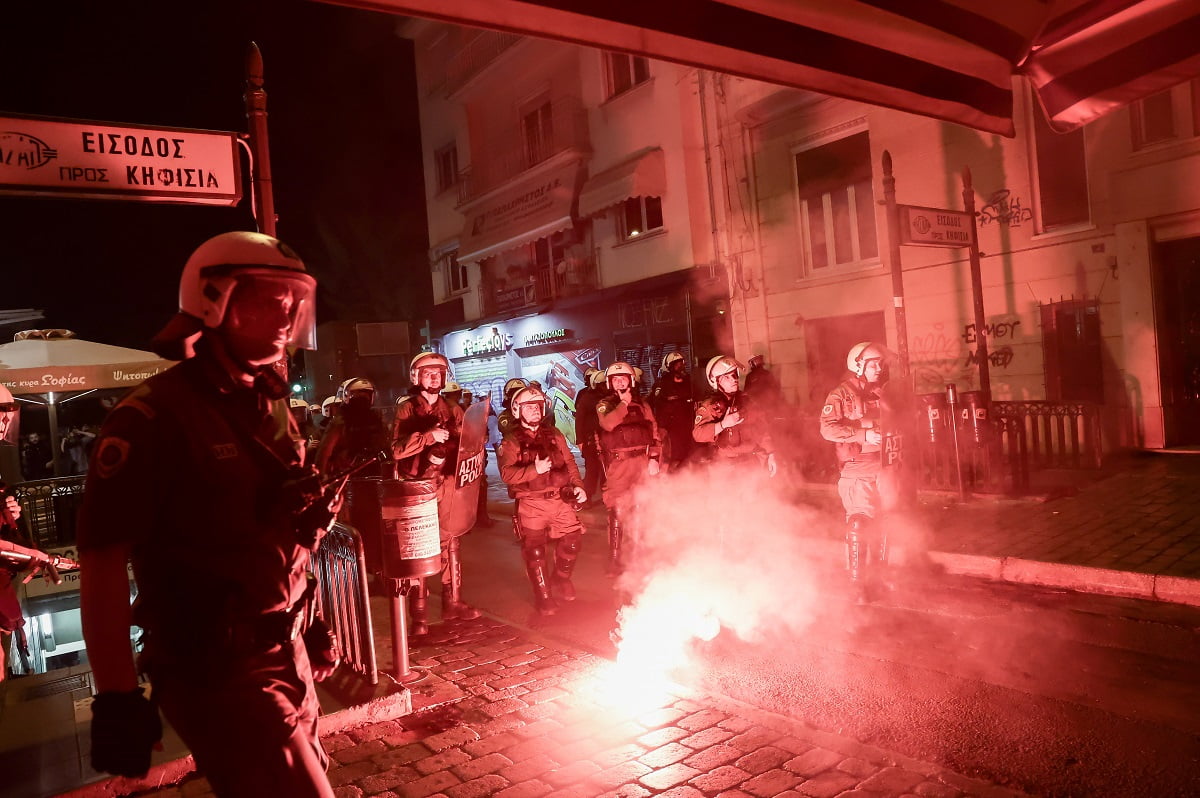 Ένταση στο κέντρο της Αθήνας μετά την πορεία για τον βιασμό στο ΑΤ ...