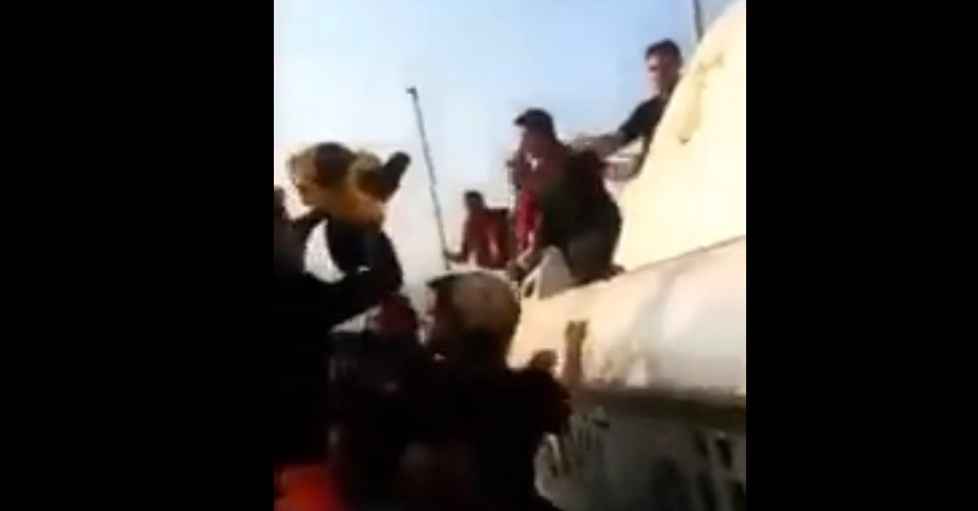 Βίντεο-σοκ: Το τουρκικό λιμενικό χτυπάει μετανάστες με στειλιάρια και ...