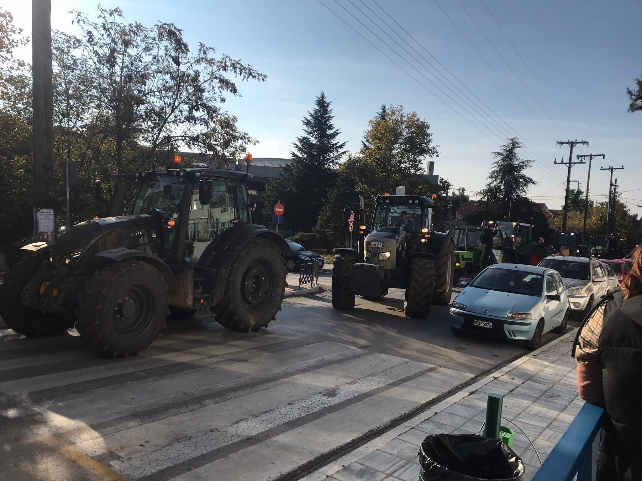 Θεσσαλονίκη: Αγρότες με τα τρακτέρ τους απέκλεισαν το δημαρχείο ...