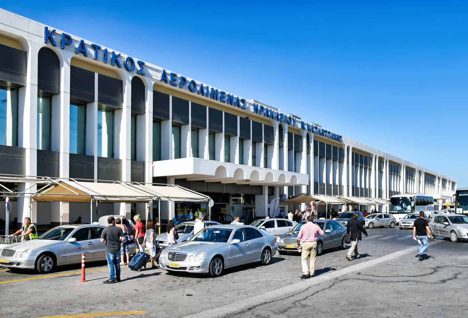 Ηράκλειο: Οδηγός έχασε τον έλεγχο του ΙΧ και... προσγειώθηκε στο ...