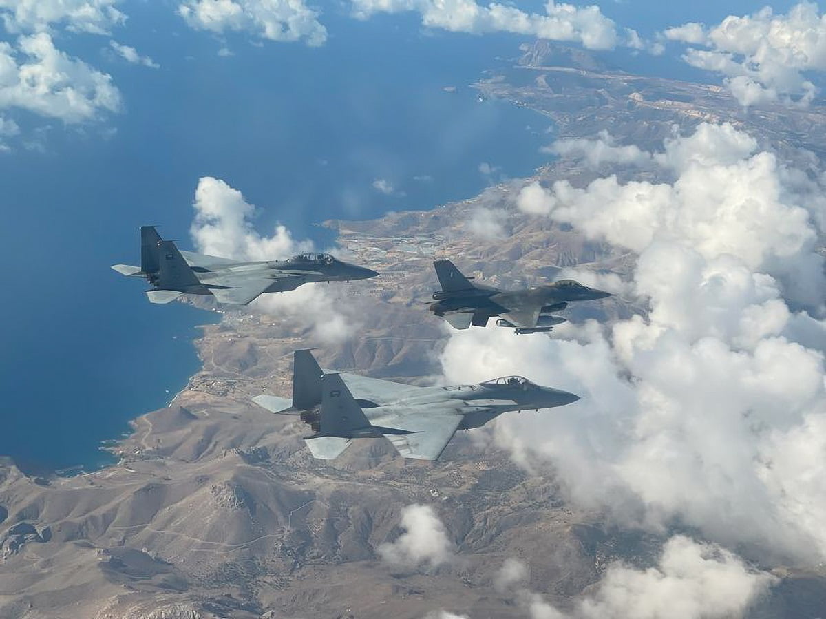 Σκληρές αερομαχίες στο Αιγαίο με δεκάδες οπλισμένα τουρκικά F16 που ...