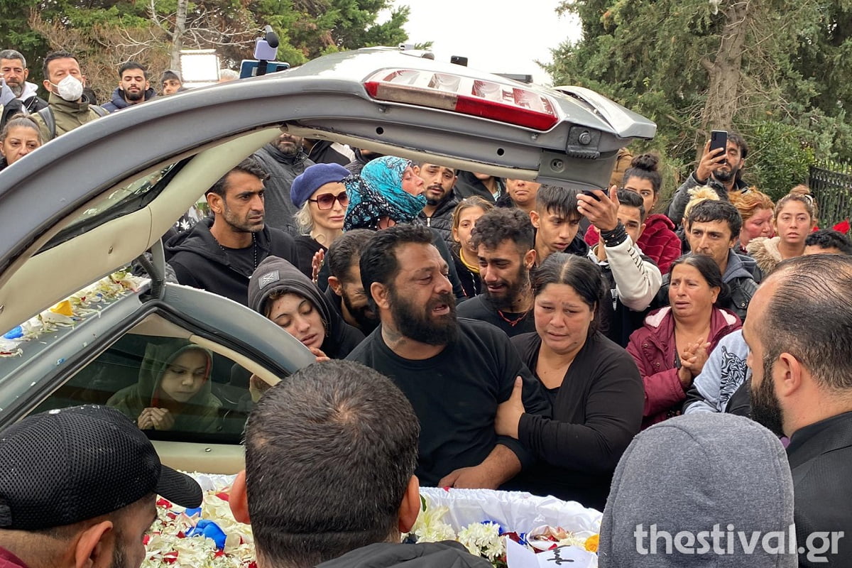 Θεσσαλονίκη: Θρήνος στην κηδεία του 16χρονου που πυροβολήθηκε από ...