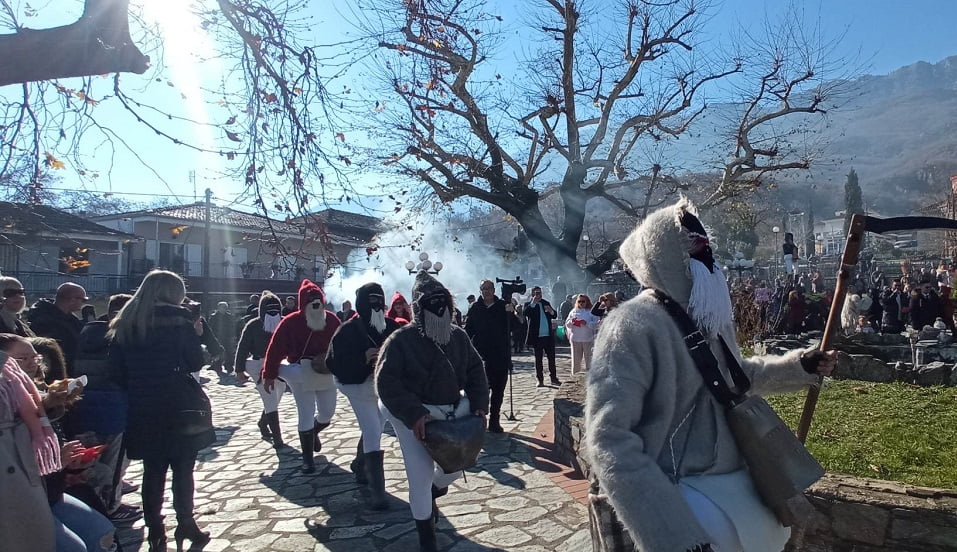 Αναβίωσε το έθιμο των Καρκατζάλων στο Γοργοτύρι Τρικάλων (φωτο)