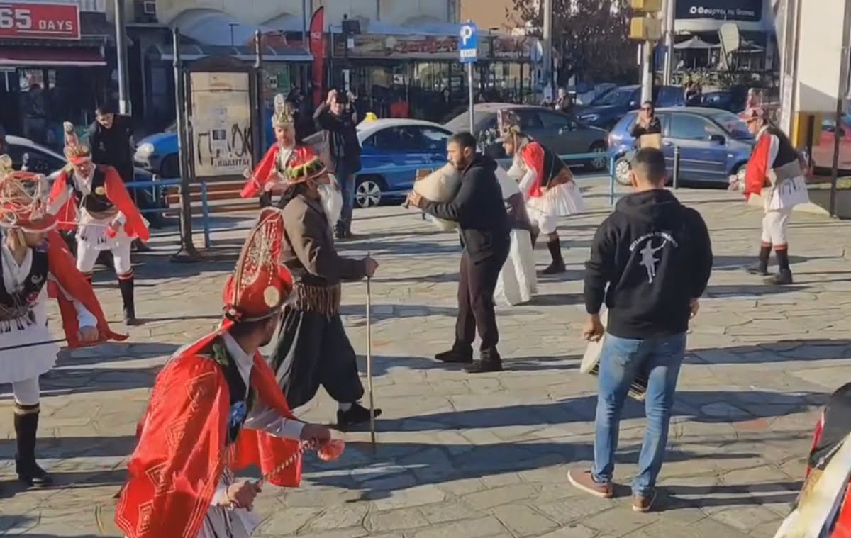 Θεσσαλονίκη: Αναβίωσε το έθιμο των Μωμόγερων στα Μετέωρα της Πολίχνης ...