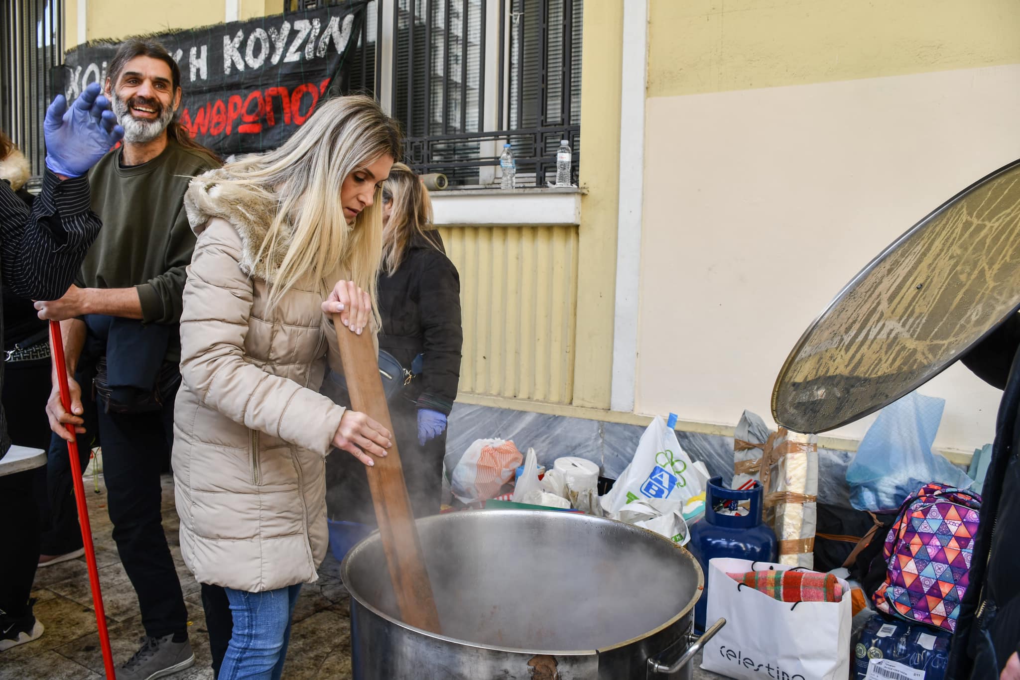 Θεσσαλονίκη: Φαγητό σε απόρους στη μνήμη του Αλέξανδρου Νικολαΐδη ...