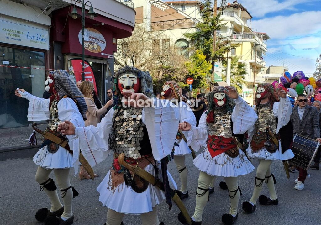 Νάουσα: Αναβίωσε και φέτος το έθιμο "Γενίτσαροι και Μπούλες" - Δείτε ...