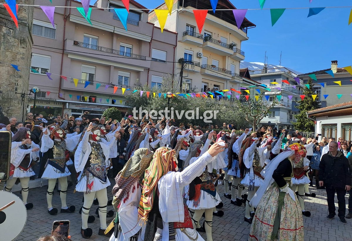 Νάουσα: Αναβίωσε και φέτος το έθιμο "Γενίτσαροι και Μπούλες" - Δείτε ...