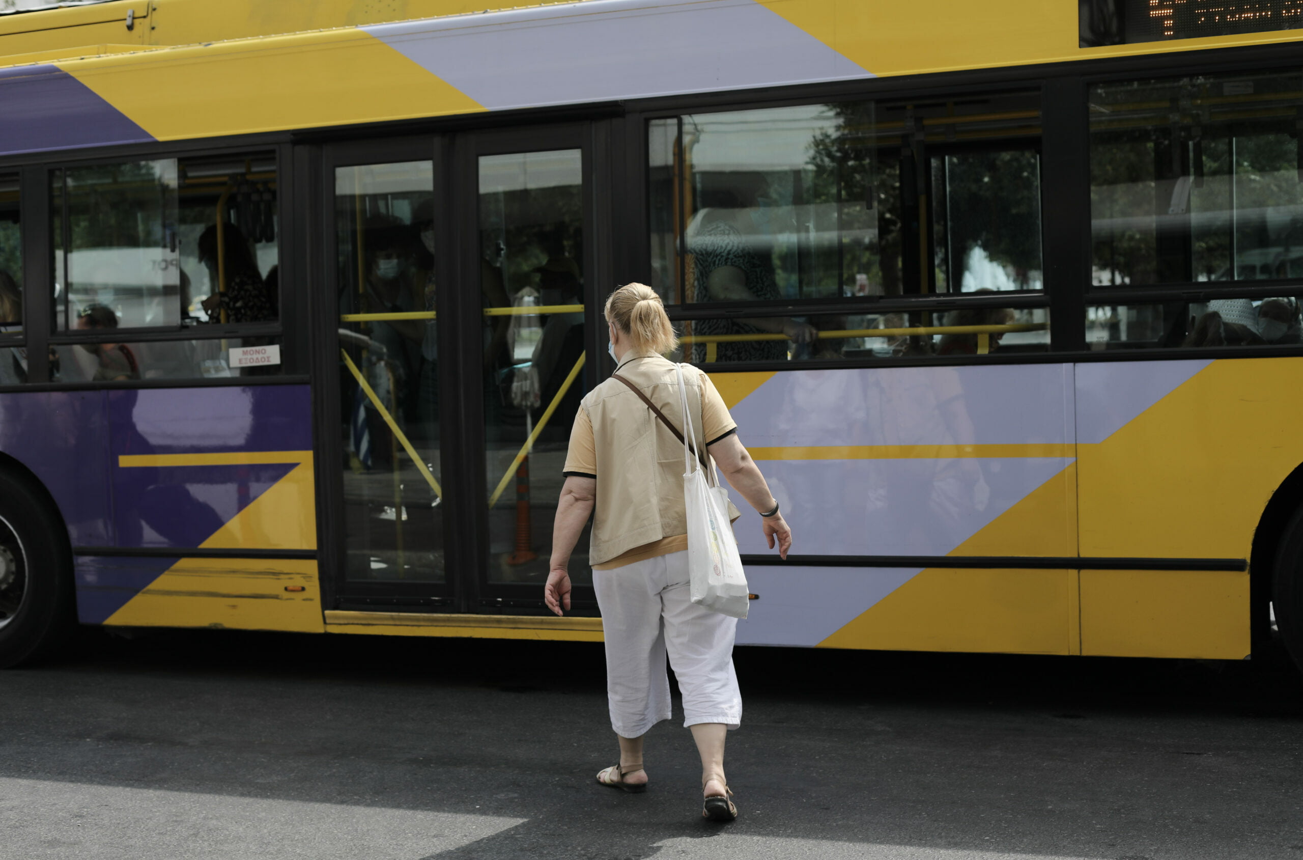 Πανικός σε λεωφορείο: Έπεσε οροφή ενώ βρισκόταν μέσα επιβάτες!