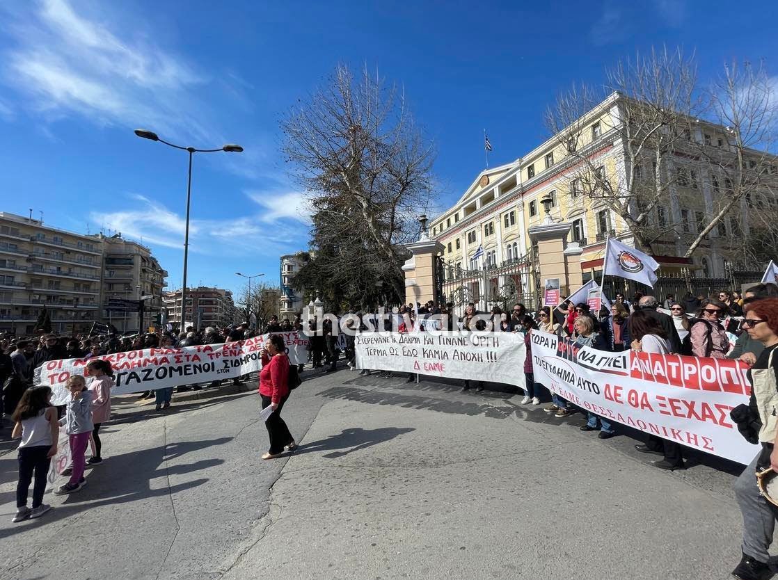 Χιλιάδες κόσμου περικύκλωσαν το ΥΜΑΘ για τα θύματα στα Τέμπη (φωτο & video)