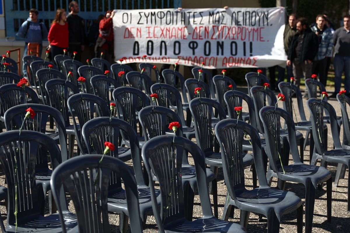 Διαμαρτυρία με 57 άδειες καρέκλες έξω από το υπουργείο Μεταφορών (φωτο ...