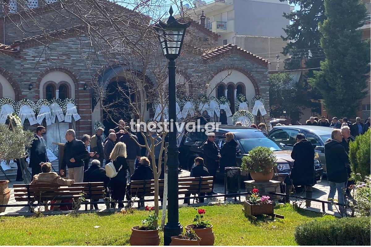 Θεσσαλονίκη: Θρήνος στην κηδεία του αστυνομικού και του 15χρονου γιου ...