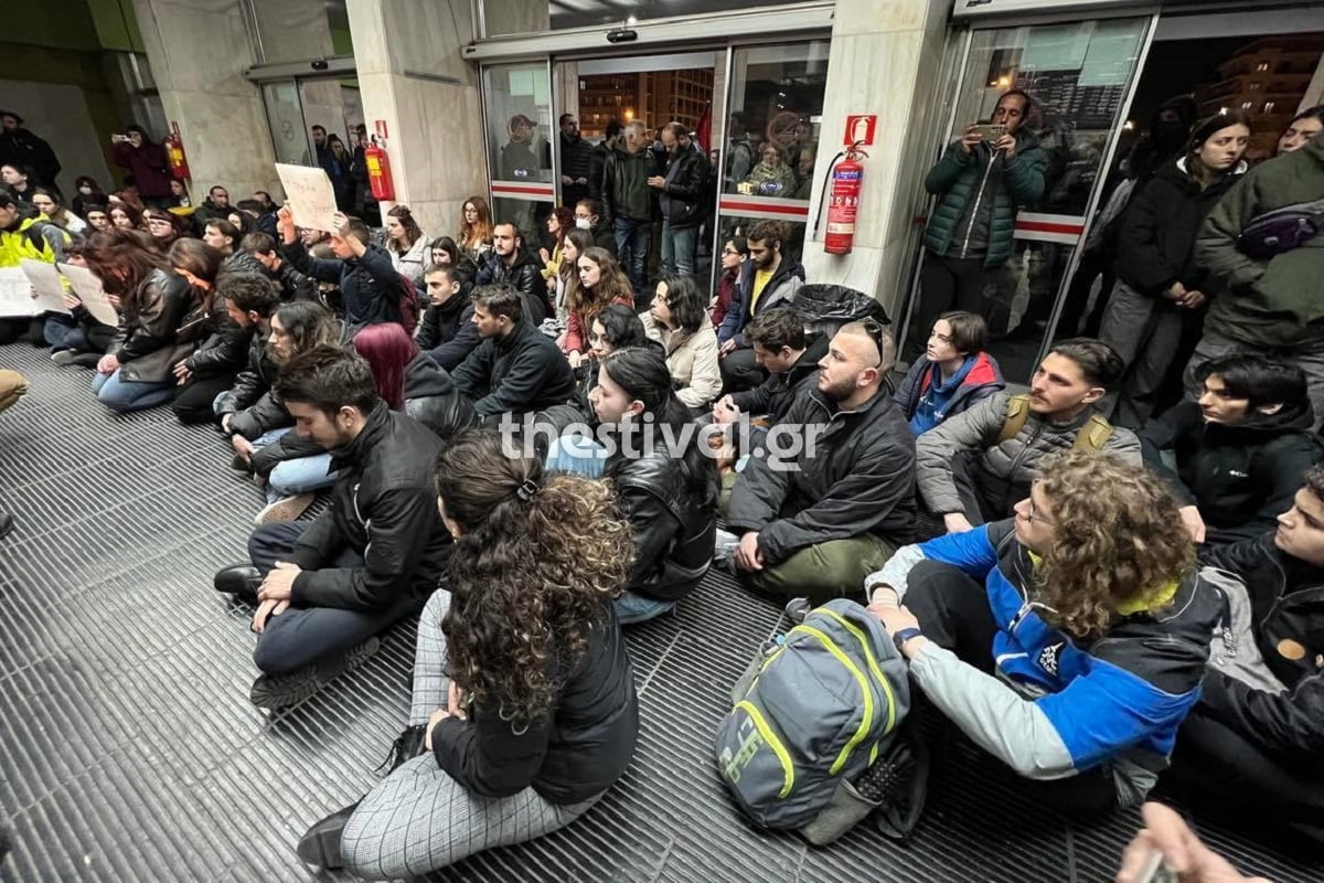 Θεσσαλονίκη: Καθιστική διαμαρτυρία φοιτητών στον ΟΣΕ - "Η τραγωδία δεν ...