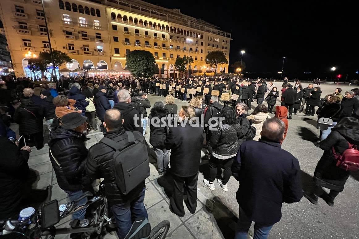 Θεσσαλονίκη: Σιωπηρή διαμαρτυρία για την τραγωδία των Τεμπών στην ...