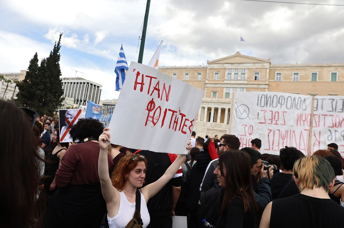 Σε εξέλιξη η συγκέντρωση στο Σύνταγμα για τα Τέμπη (φωτο) – Thestival
