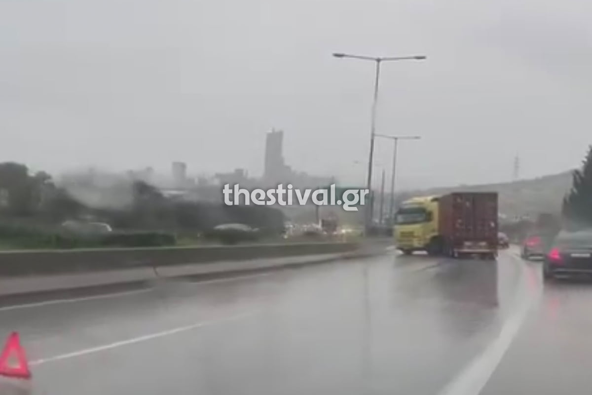 Νταλίκα δίπλωσε στη Θεσσαλονίκη - Ζημιές και σε δύο Ι.Χ.