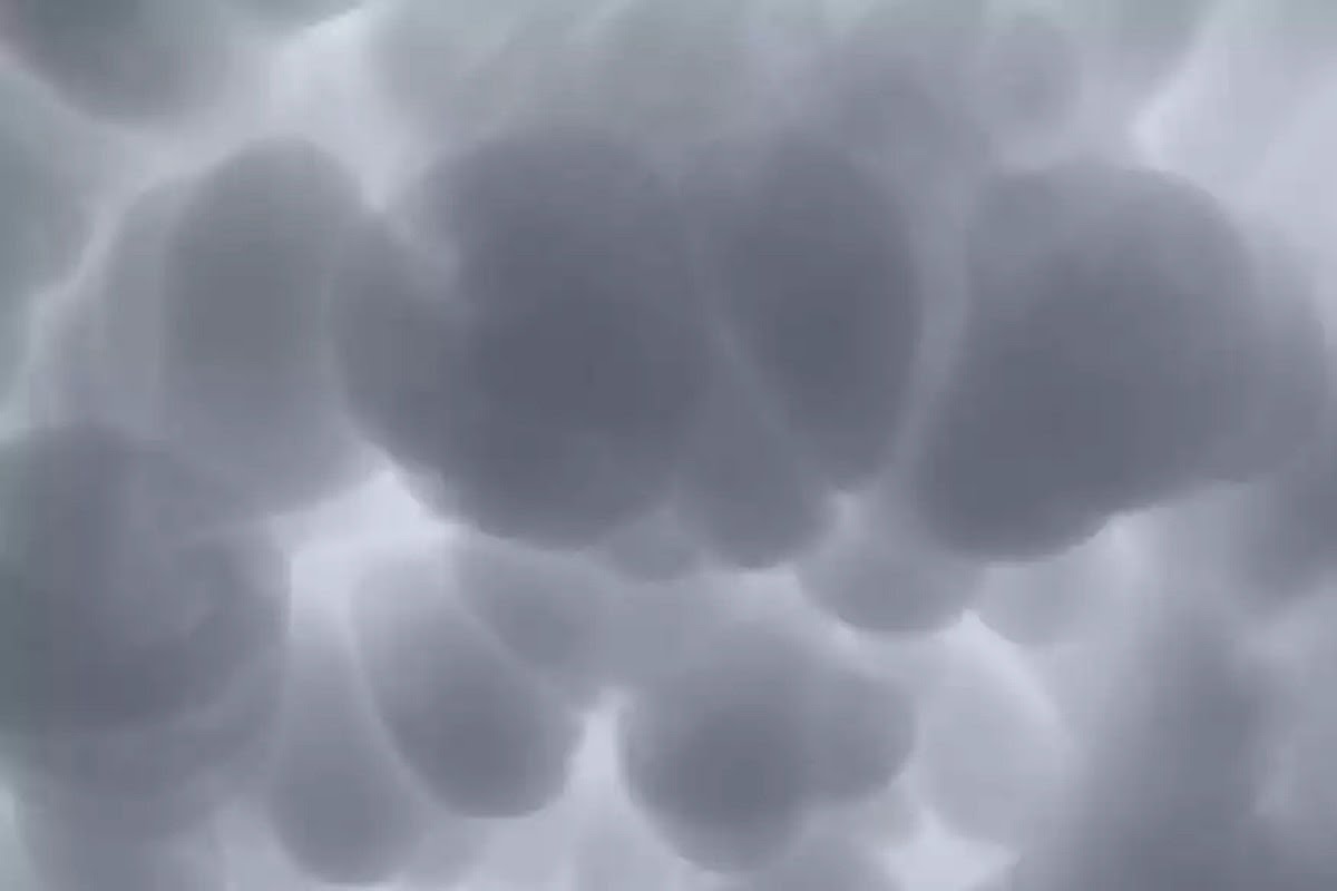 Σύννεφα "mammatus": Τι είναι και πού οφείλονται οι εντυπωσιακοί ...