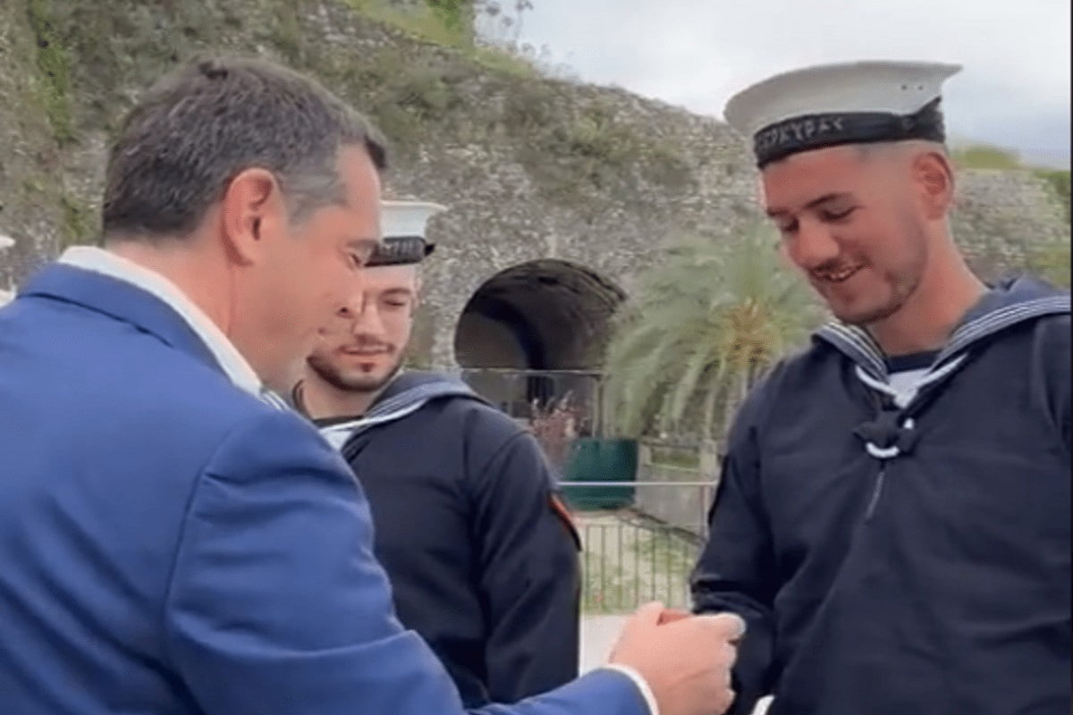 Στον ναύσταθμο Κέρκυρας ο Τσίπρας – "Τι γίνεται ρε παιδιά, τα τζούφια ...
