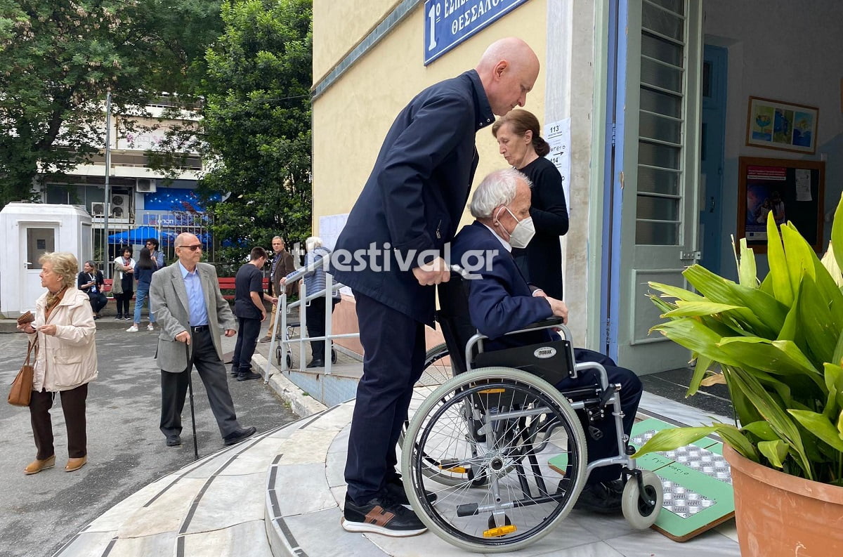 Θεσσαλονίκη: Ράμπες και ειδικά παραβάν για ΑΜΕΑ στα εκλογικά κέντρα (φωτο)