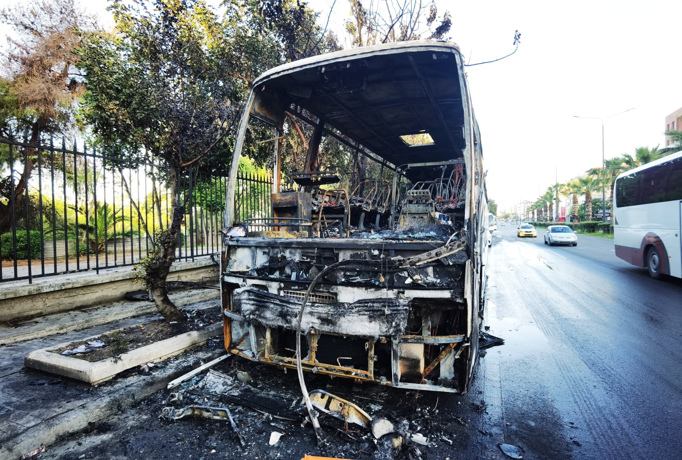 Οι κουκουλοφόροι έκαψαν σχολικό εκδρομικό λεωφορείο - Οι μαθητές δεν ...