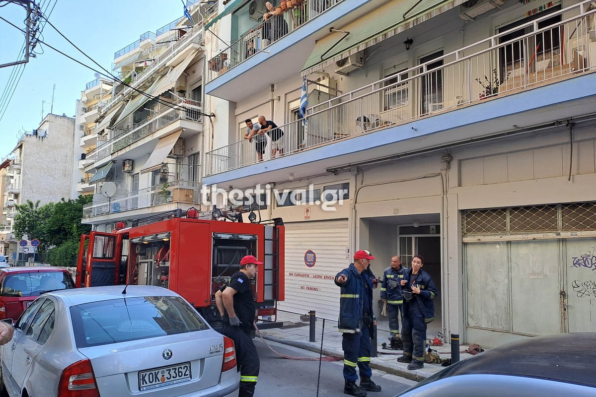 Θεσσαλονίκη: Έσβησε η πυρκαγιά στην πολυκατοικία - "Ανεβάσαμε δύο άτομα ...