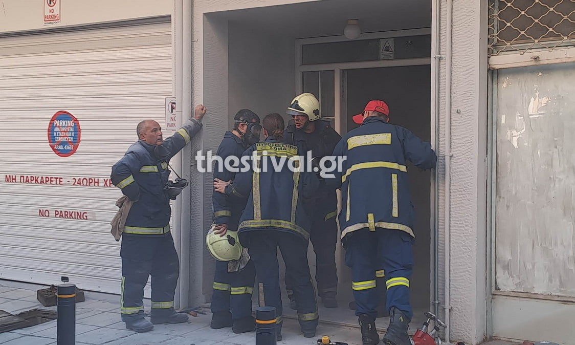 Φωτιά σε πολυκατοικία στη Θεσσαλονίκη: "Άκουσα την έκρηξη, γέμισε με ...