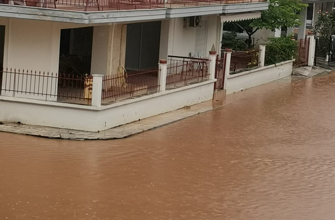Πλημμύρισαν δρόμοι και στη Χαλκιδική από τη σφοδρή κακοκαιρία - Πού ...