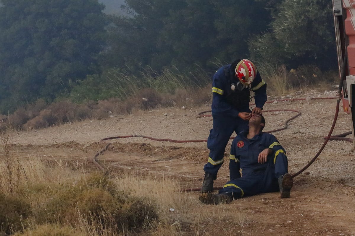 Φωτιά στην Πάρνηθα: Η στιγμή που πυροσβέστης ρίχνει οφθαλμικές σταγόνες ...